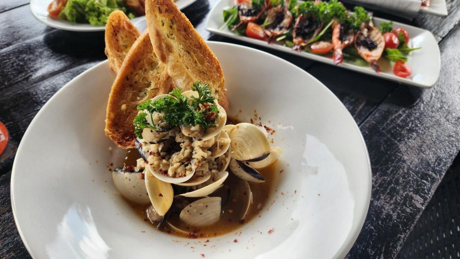 GEORGES® | New Seafood Menu Now Available In Pasir Ris Park